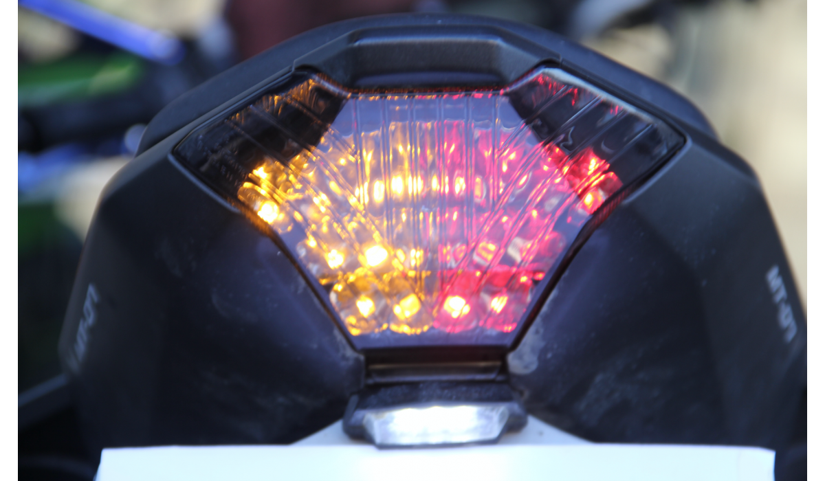LED-Bremslicht mit integrierten Blinker YAMAHA YZF R3 / MT03 / MT07 ...