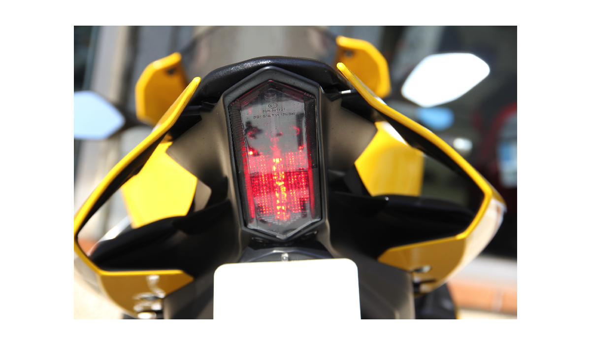 LED Taillight with Integrated turn signals YAMAHA YZF R7 2021 - 2023