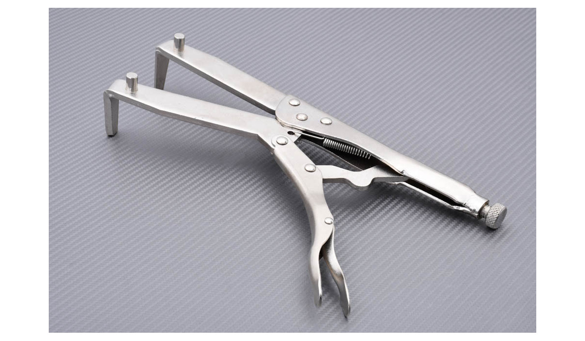 Clutch nut locking pliers