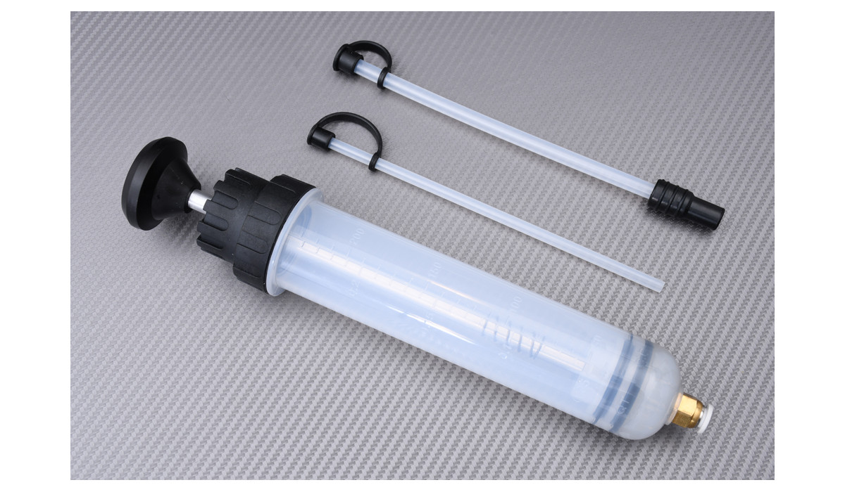 Universal filling or vacuum syringe