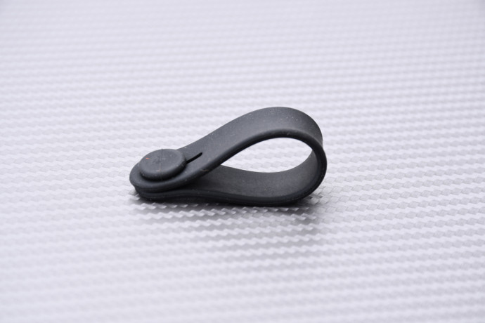 Universal rubber clamp. Clippable and reusable model.